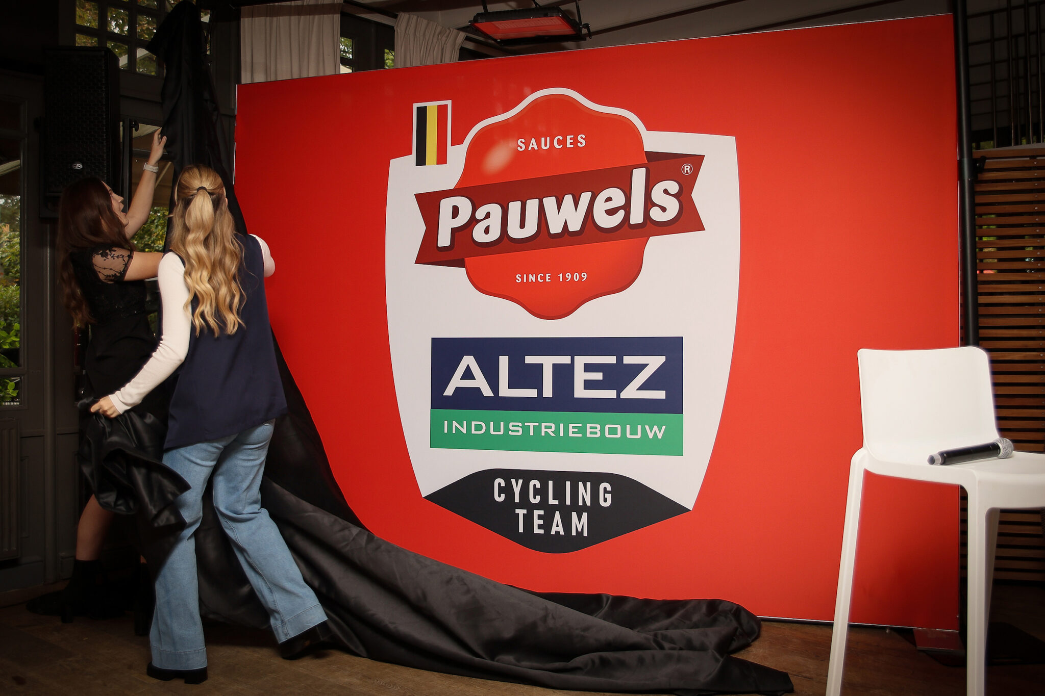Trotse naamsponsor veldritploeg Pauwels Sauzen – Altez Industriebouw ...
